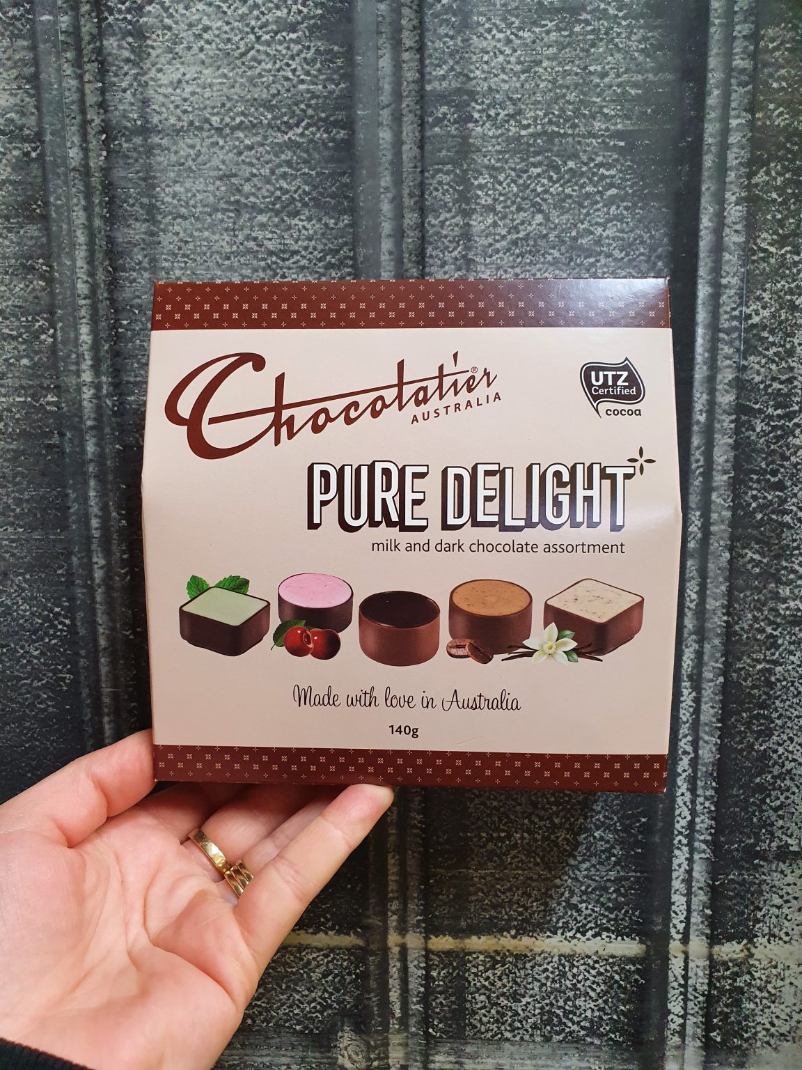 Chocolatier Pure Delight 140gram Chocolates | Rainflorist